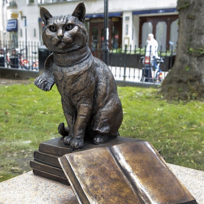 Street Cat Bob's Statue Unveiled in London (B2) :: luckyenglish.on